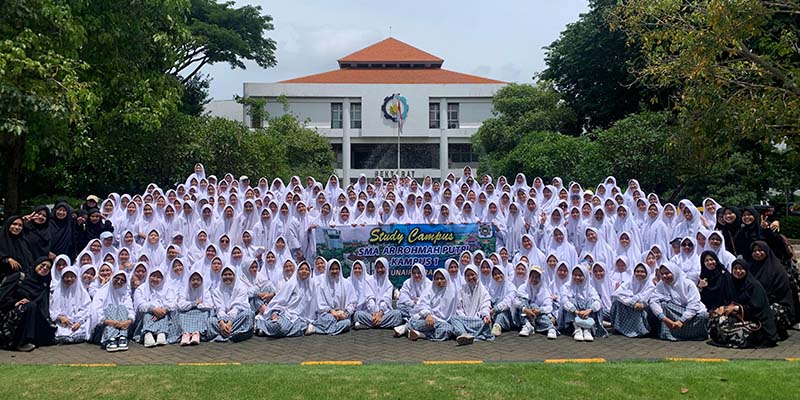 TATAP MASA DEPAN, SANTRI AR-ROHMAH PUTRI KUNJUNGI ITS DAN UNAIR - AR ...